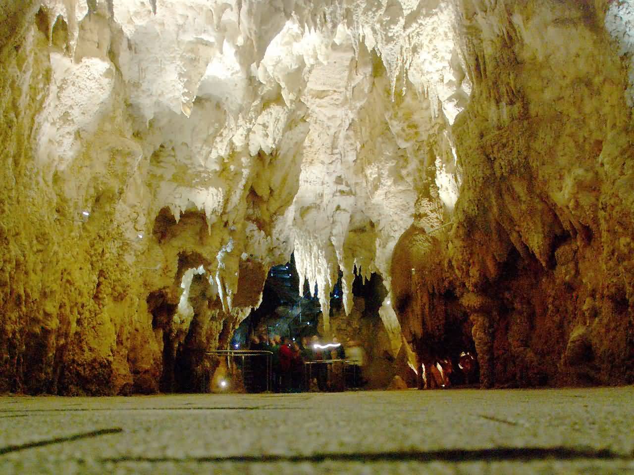 5 Mindblowing Caves Across The World - ALLRefer
